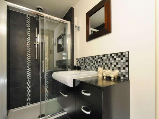 2 Bedroom Apartment London London 104145088