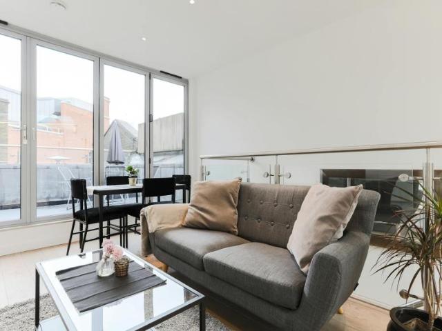 2 Bedroom Apartment London London 104143599
