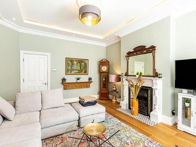 2 Bedroom Apartment London London 104325116