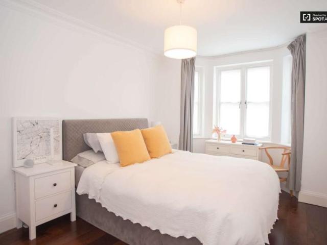 2 Bedroom Apartment London London 104403842