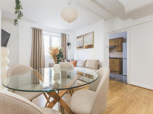 2 Bedroom Apartment London London 105009802