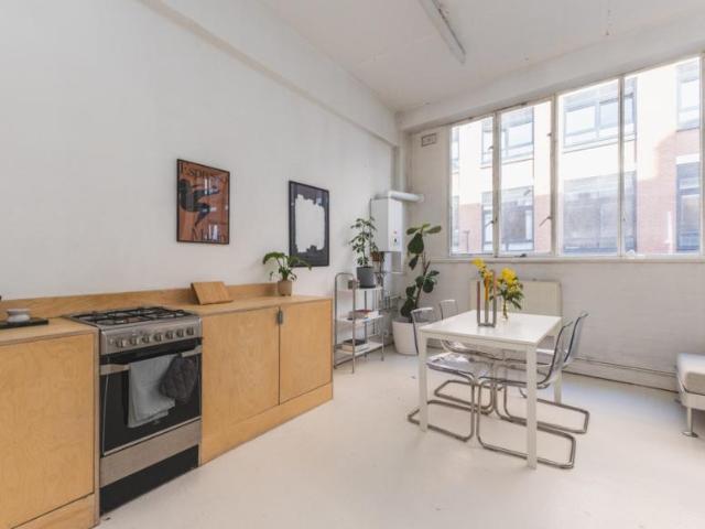 2 Bedroom Apartment London London 105120651