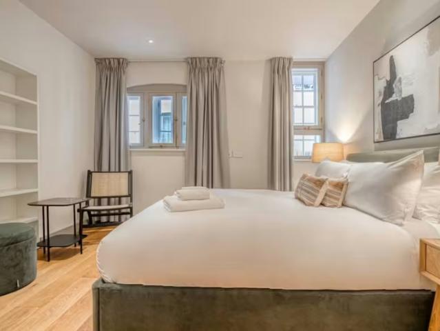 2 Bedroom Apartment London London 100333606