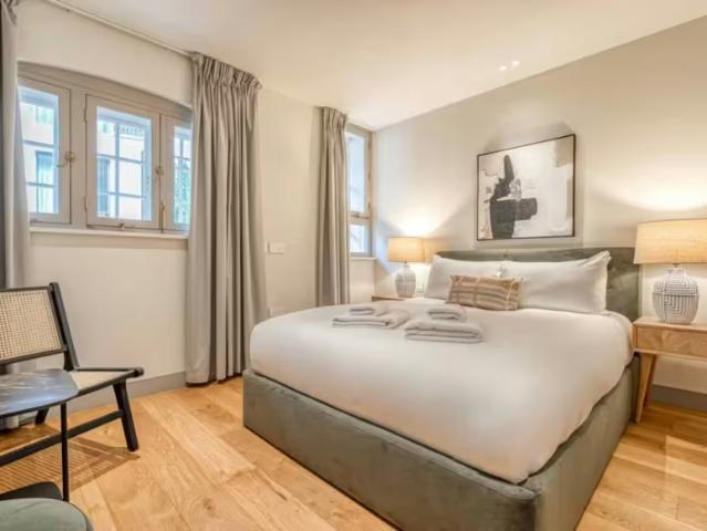 2 Bedroom Apartment London London 100333608