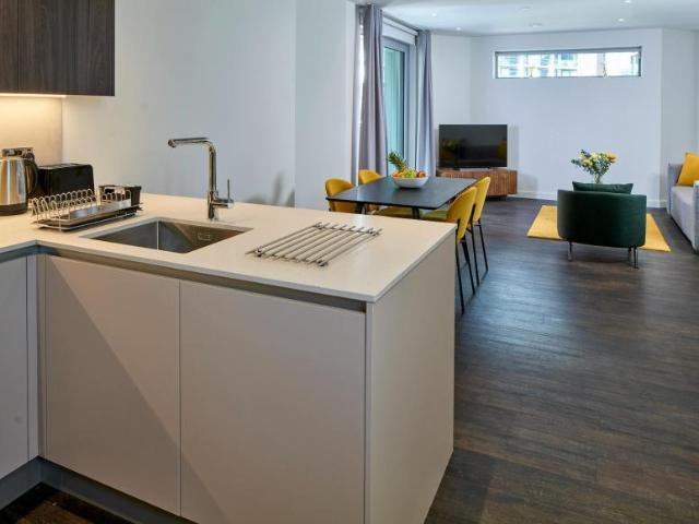 2 Bedroom Apartment London London 100811901