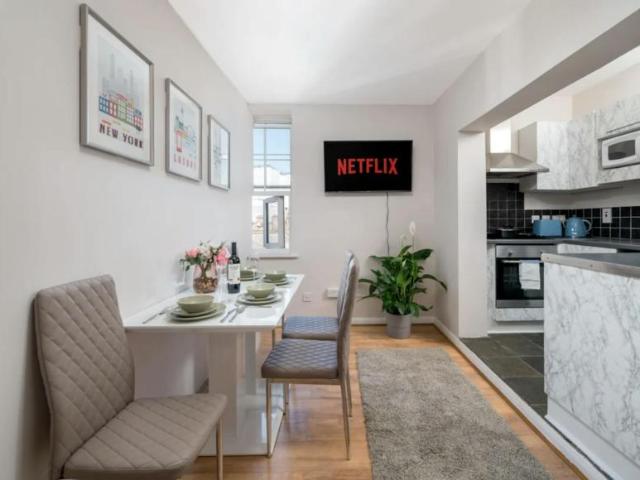 2 Bedroom Apartment London London 101098196