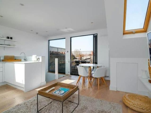 2 Bedroom Apartment London London 101588006