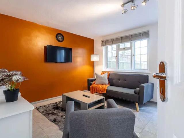 2 Bedroom Apartment London London 101736982