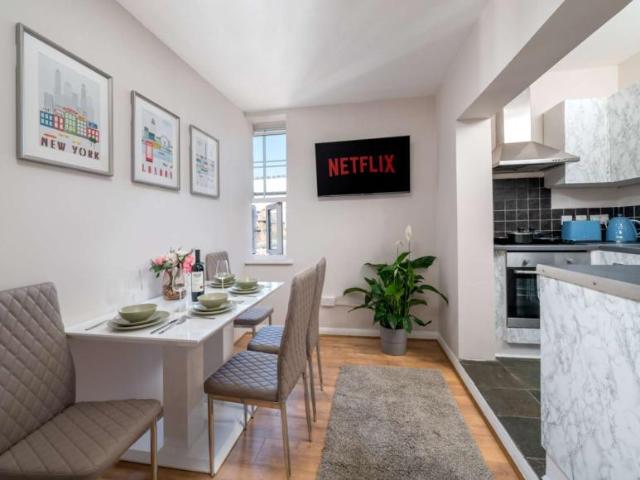 2 Bedroom Apartment London London 101738811