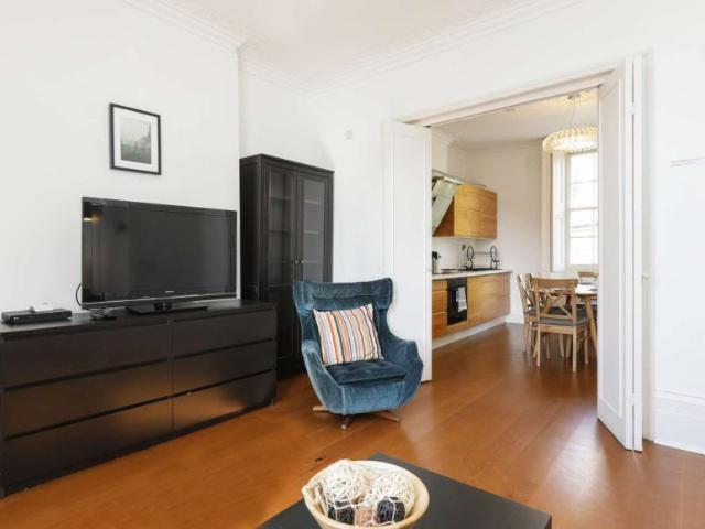 2 Bedroom Apartment London London 101765323