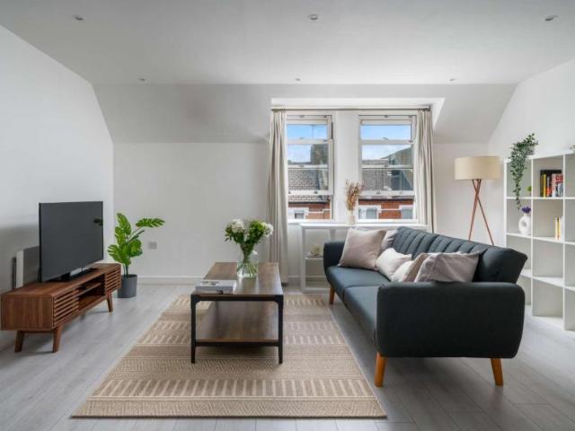 2 Bedroom Apartment London London 101771946