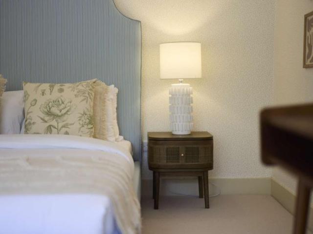 2 Bedroom Apartment London London 101794983