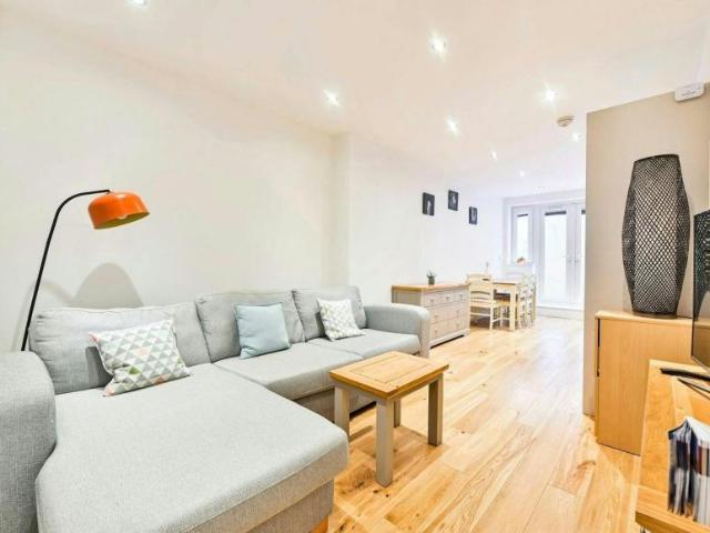 2 Bedroom Apartment London London 101791652