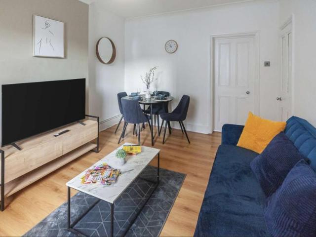 2 Bedroom Apartment London London 101804567