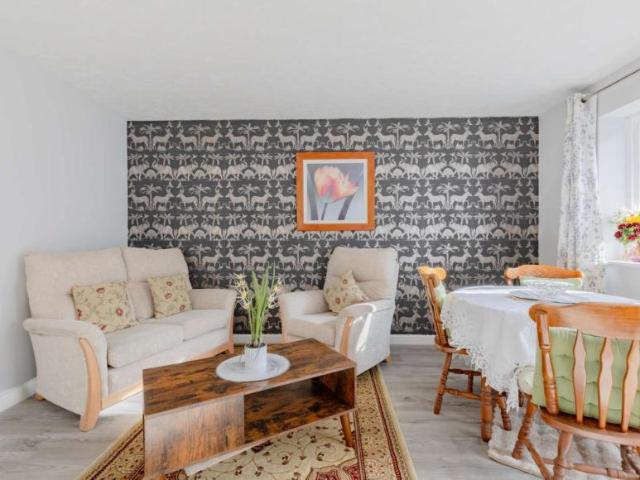 2 Bedroom Apartment London London 101807492