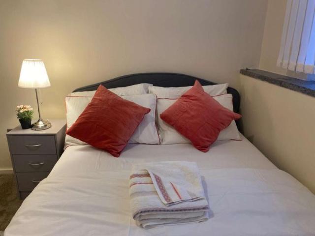 2 Bedroom Apartment London London 101807694