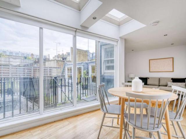 2 Bedroom Apartment London London 101814386