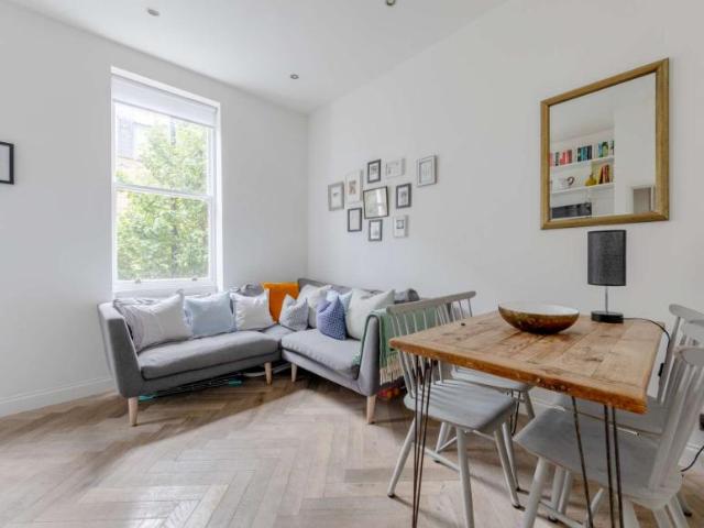2 Bedroom Apartment London London 101815331