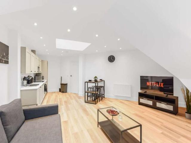 2 Bedroom Apartment London London 101816556