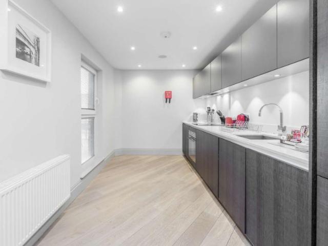 2 Bedroom Apartment London London 101817145