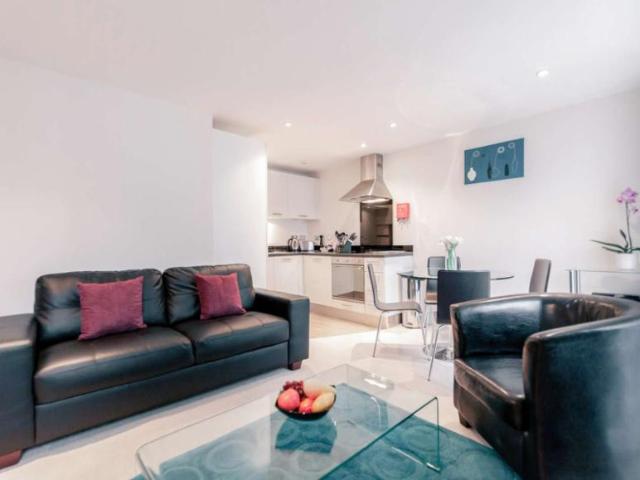 2 Bedroom Apartment London London 101817680