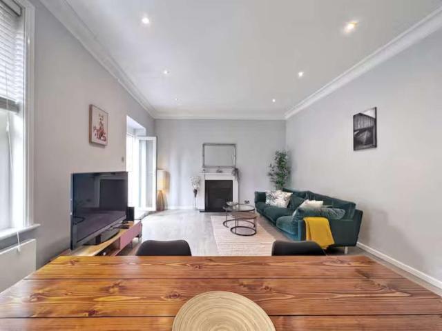 2 Bedroom Apartment London London 101812715