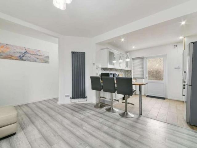 2 Bedroom Apartment London London 101812864