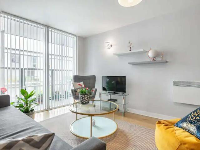 2 Bedroom Apartment London London 101824205