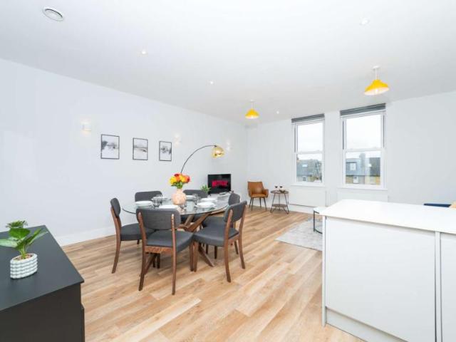 2 Bedroom Apartment London London 101821876