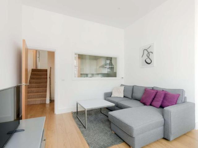 2 Bedroom Apartment London London 101822063