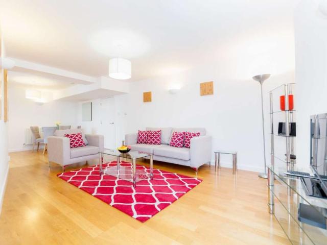 2 Bedroom Apartment London London 101822498