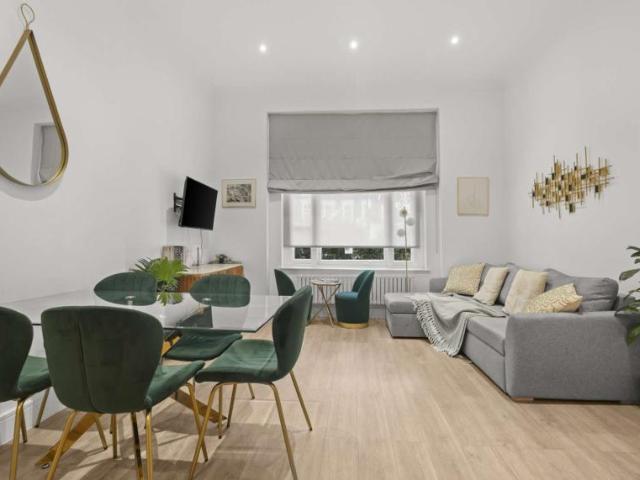 2 Bedroom Apartment London London 101823819