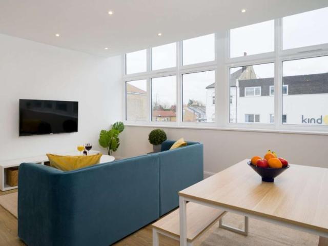 2 Bedroom Apartment London London 101834656