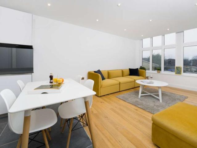 2 Bedroom Apartment London London 101835968