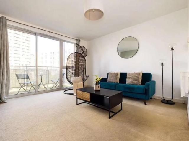 2 Bedroom Apartment London London 101837038