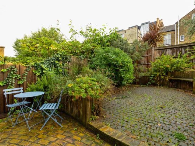 2 Bedroom Apartment London London 101837193