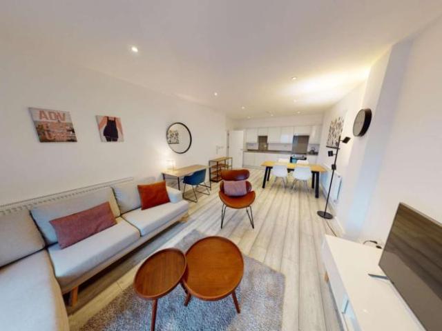 2 Bedroom Apartment London London 101837813