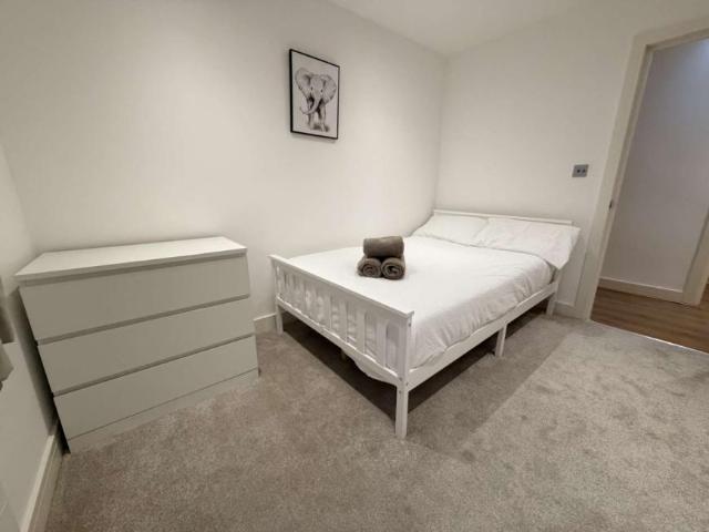 2 Bedroom Apartment London London 101838404