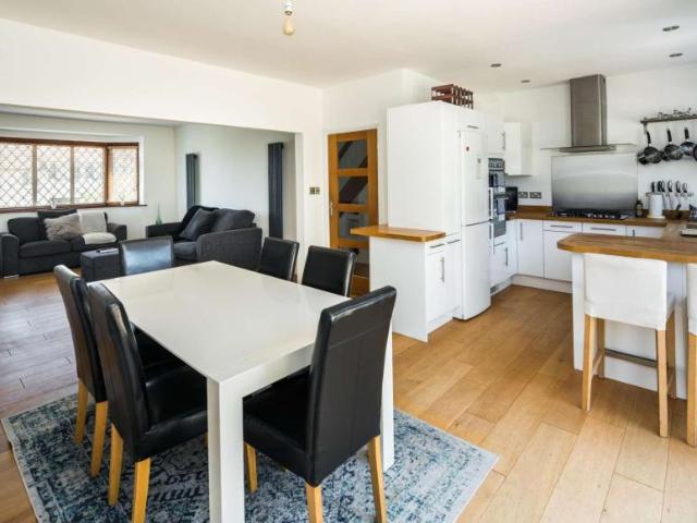 2 Bedroom Apartment London London 101839735