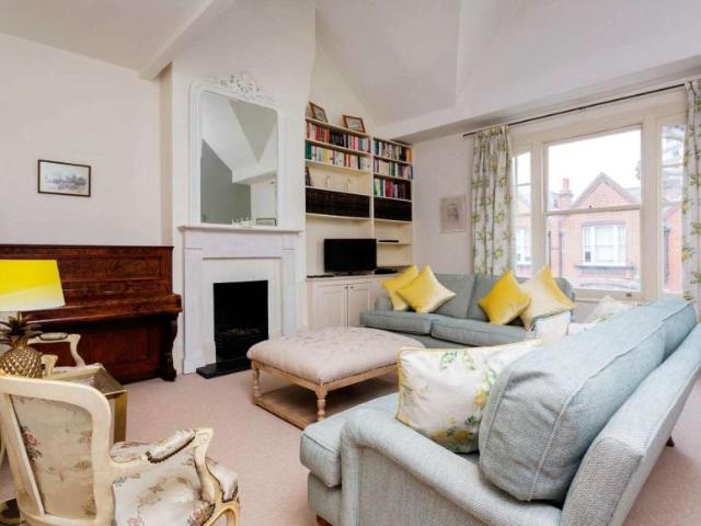 2 Bedroom Apartment London London 101845446