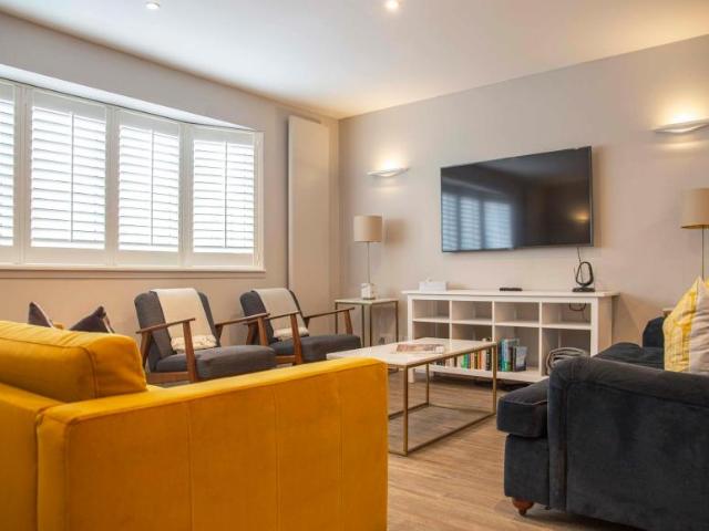 2 Bedroom Apartment London London 101846879
