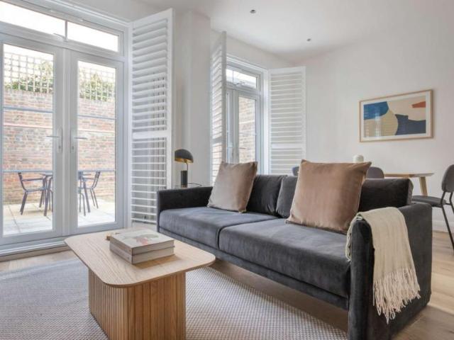2 Bedroom Apartment London London 101848006