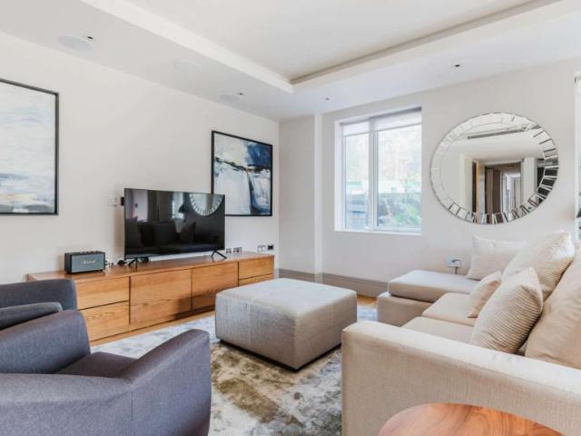 2 Bedroom Apartment London London 101848256