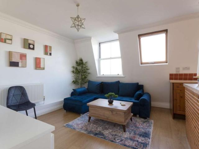 2 Bedroom Apartment London London 101852867