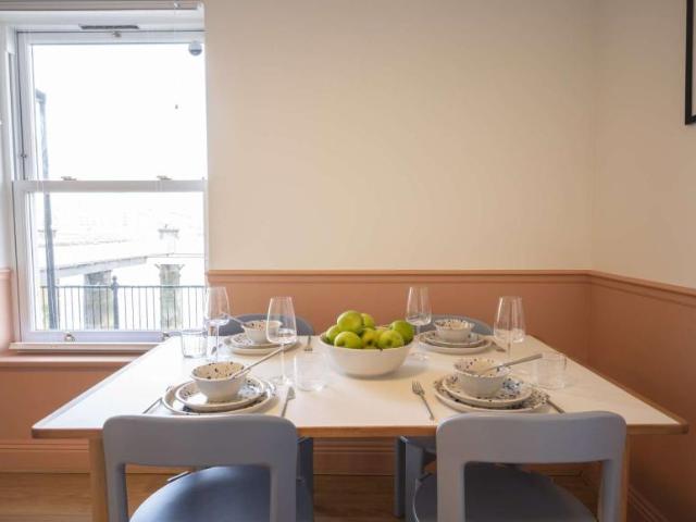 2 Bedroom Apartment London London 101990285