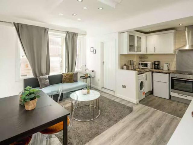 2 Bedroom Apartment London London 102146833