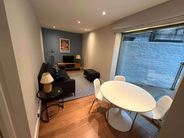 2 Bedroom Apartment London London 102720034