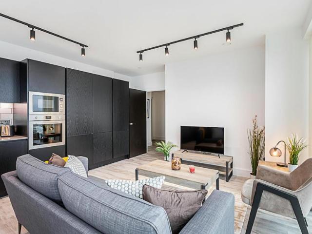 2 Bedroom Apartment London London 102814902