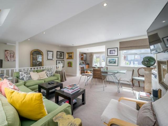 2 Bedroom Apartment London London 102813584