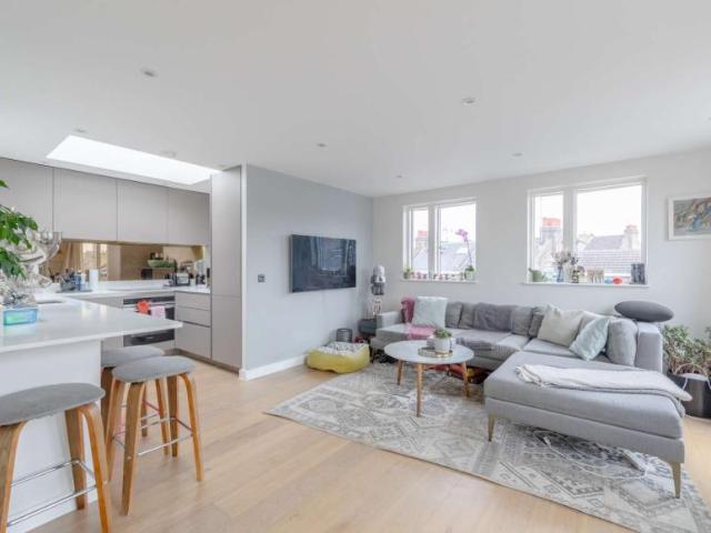 2 Bedroom Apartment London London 103217938